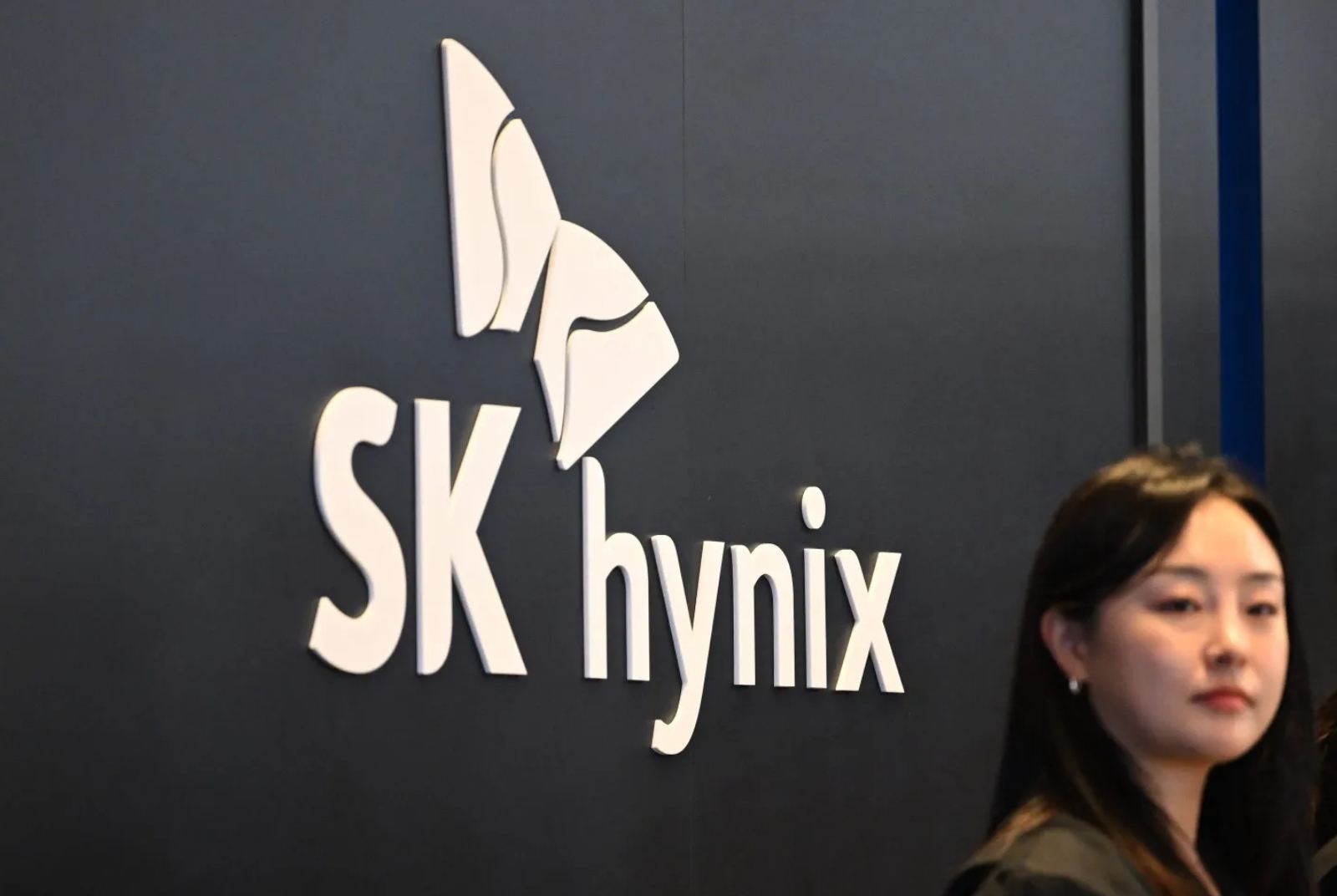 SK Hynix Profit Soars on AI Demand & Tariff Fears｜Daily News Digest｜2025-04-25｜web only