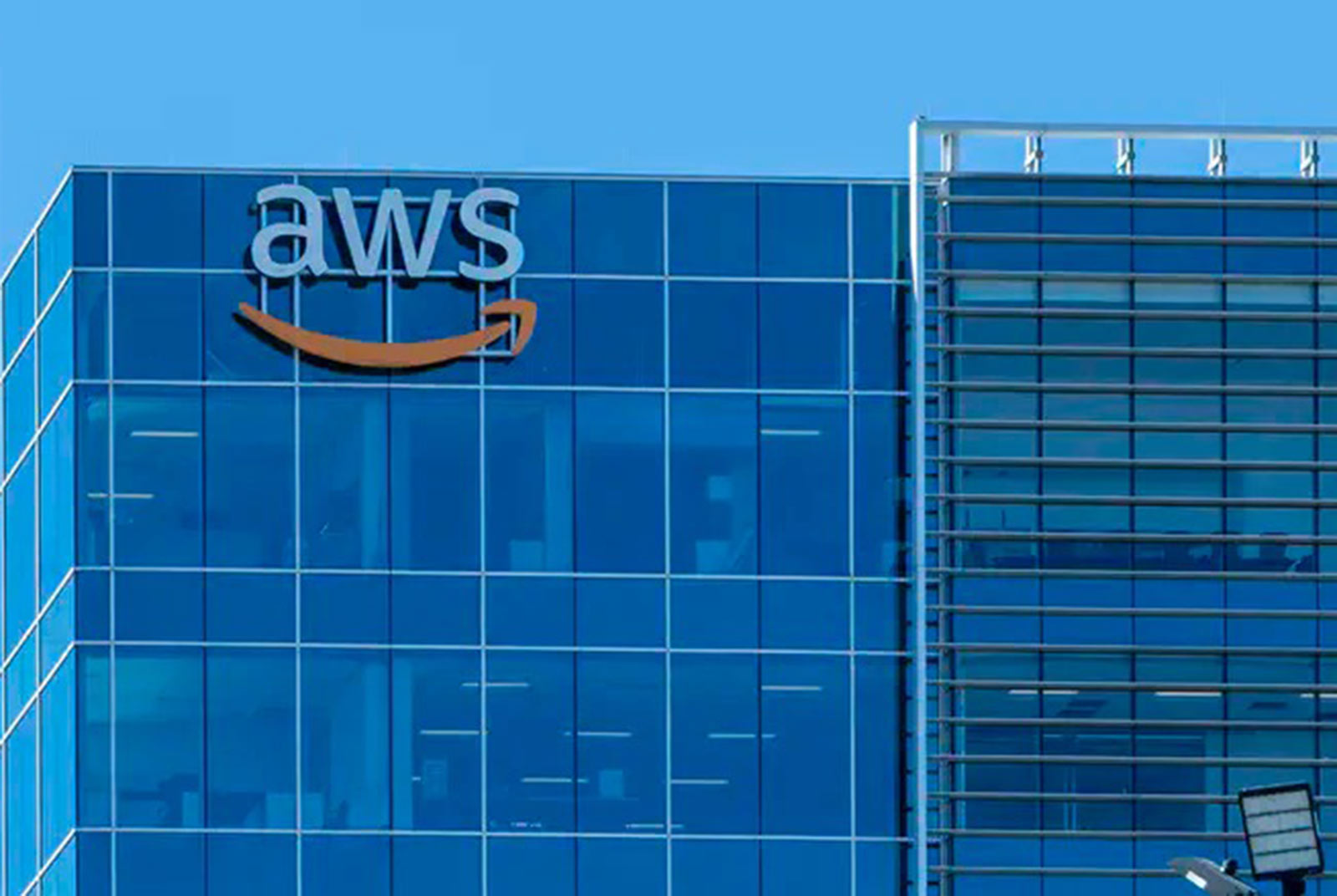 Amazon Cloud Outage Hits Global Sites｜Daily News Digest｜2025-10-21｜web only