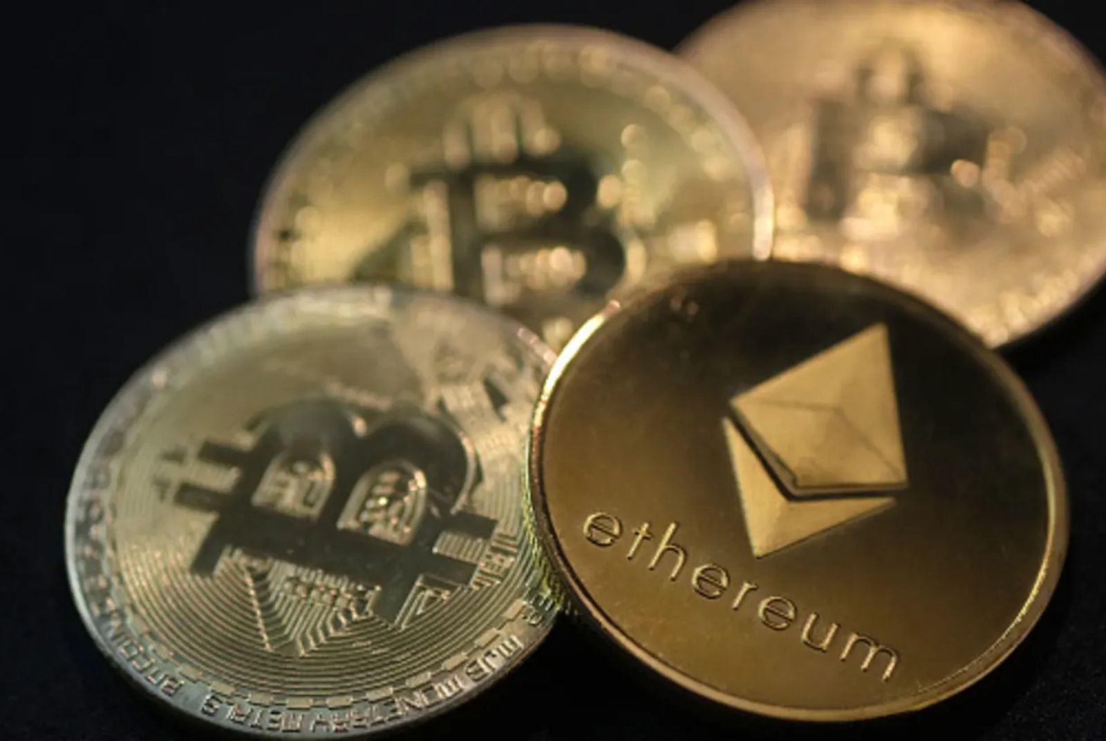 Foxconn’s AI Server Sales Surpass Apple Business｜Daily News Digest｜2025 ...